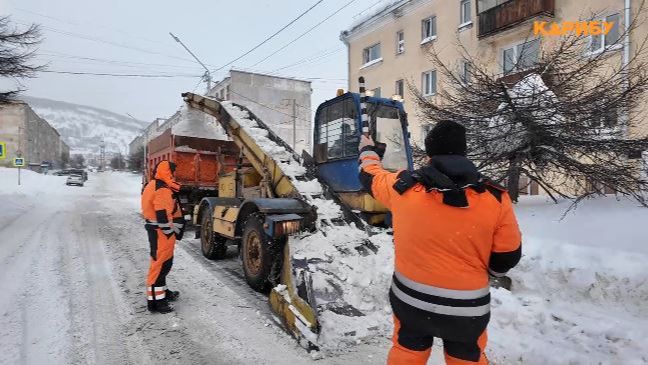 В Магадане введён режим повышенной готовности: коммунальные службы борются с последствиями снегопада