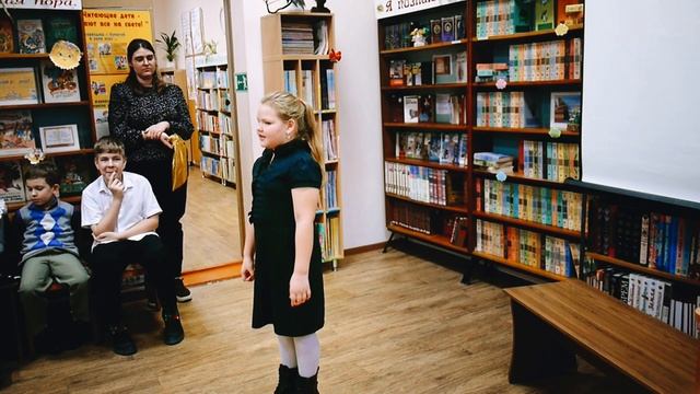 Читает Соня Курляндская. Стих "Страусёнок".