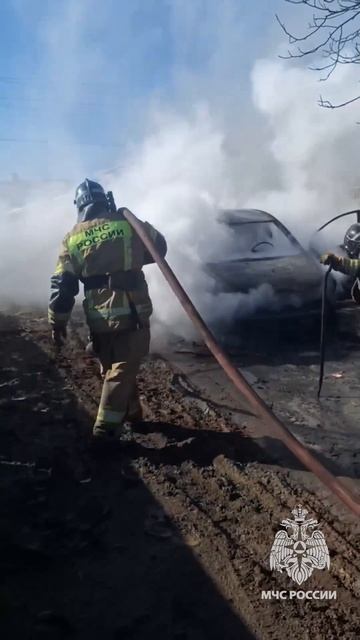 В Макеевке сотрудники МЧС России потушили полыхающее авто