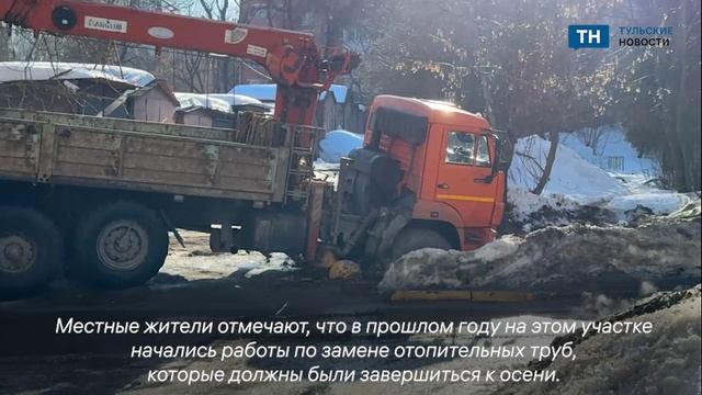 В Туле грузовик провалился в яму, оставленную после ремонта отопительных труб