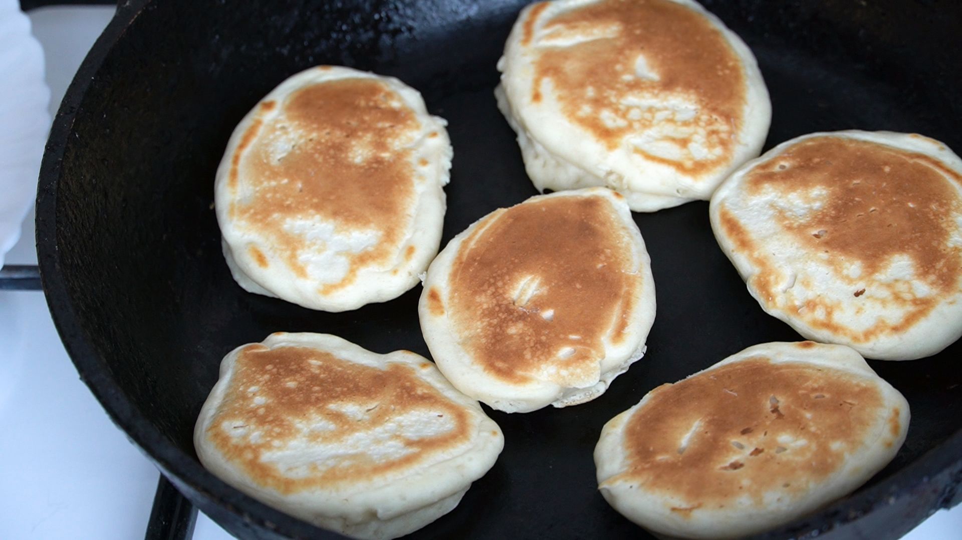 Оладьи на прокисшем молоке без яиц. Простой рецепт на скорую руку