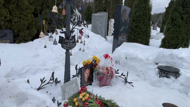 жена Юрия Степанова раскрыла тайну самого необычного памятника на кладбище / могила Юрия Степанова