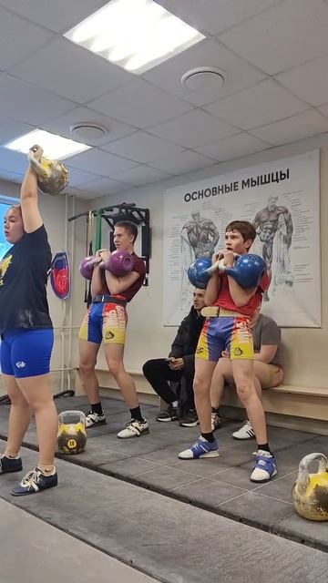 Ребята толкали 8 минут с лёгкими гирями