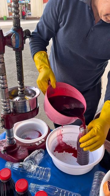 Свежевыжатый гранатовый сок на Миробадском базаре за 150 рублей!