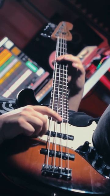 Сможешь справиться с этим басовым звуком? 🎸 #basscover