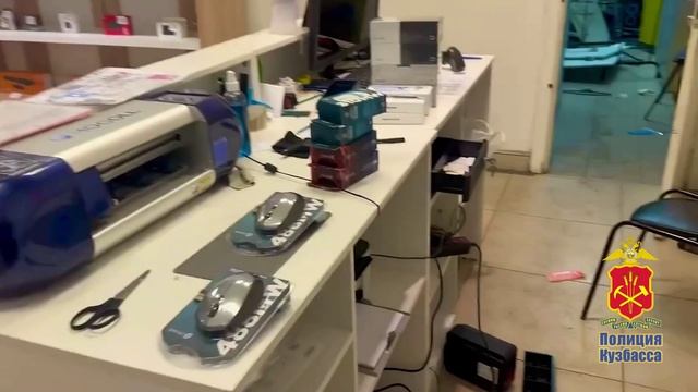 Беловские полицейские по горячим следам задержали злоумышленника, похитившего 35 смартфонов