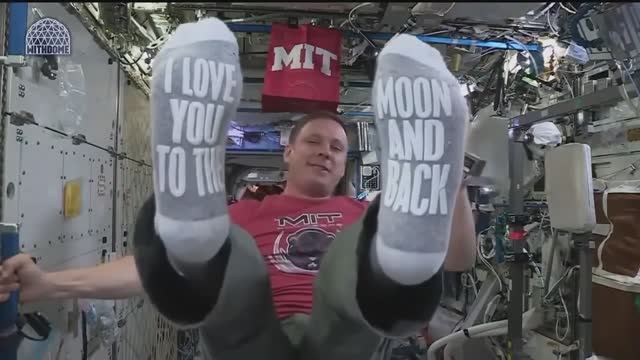 Зачем на международной космической станции (МКС) есть тросы?