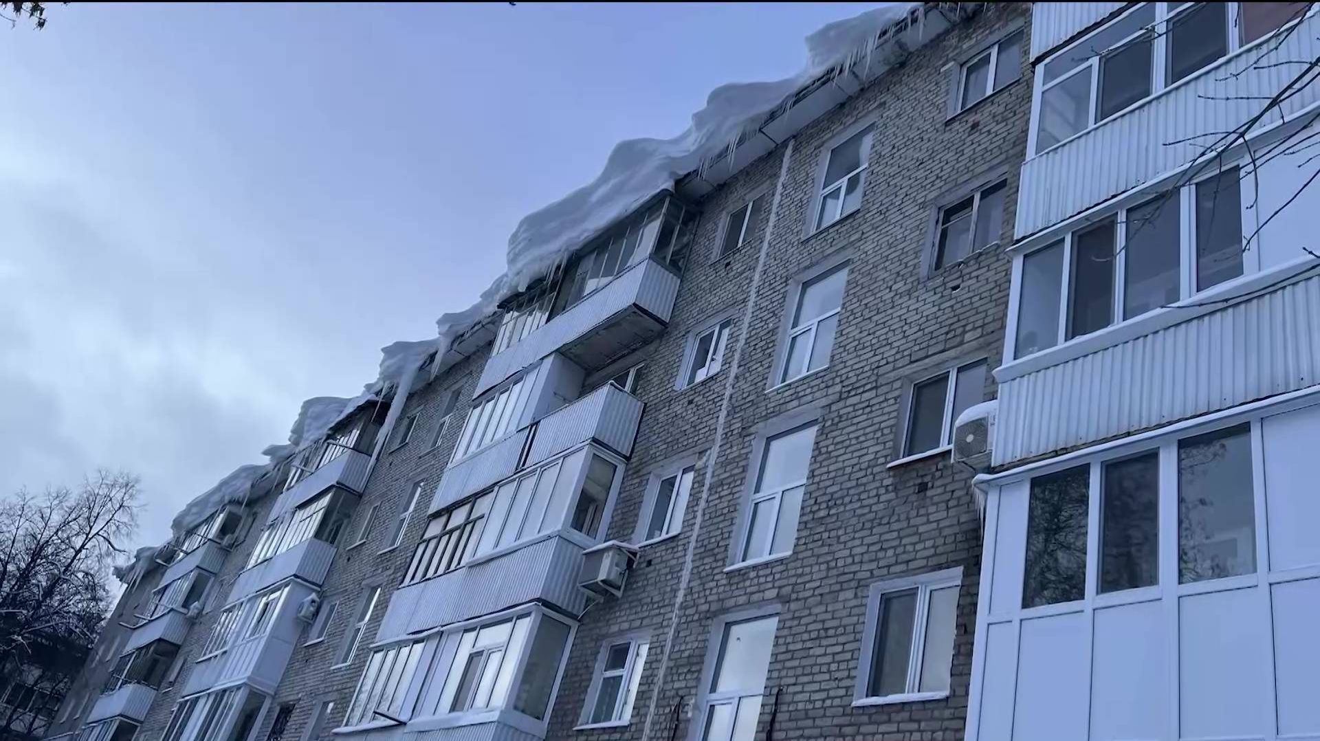 В центре Уфы заметили свисающие с крыши дома сосульки, одна из них достигала длины целого этажа