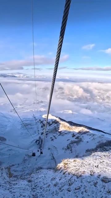 Шахдагский гондольный подъемник доставляет посетителей на высоту 2351 метр к ресторану «Шахдаг 2351»