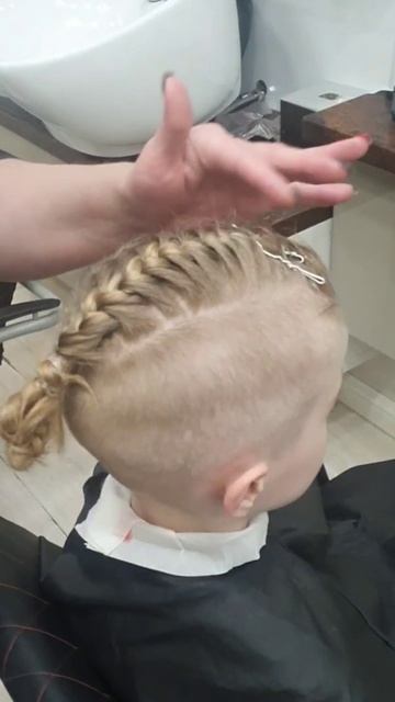 Стрижка мальчика и плетение волос
