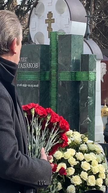 Владимир Машков с букетом цветов на могиле Олега Табакова в дату памяти / 12.03.2026 Новодевичье