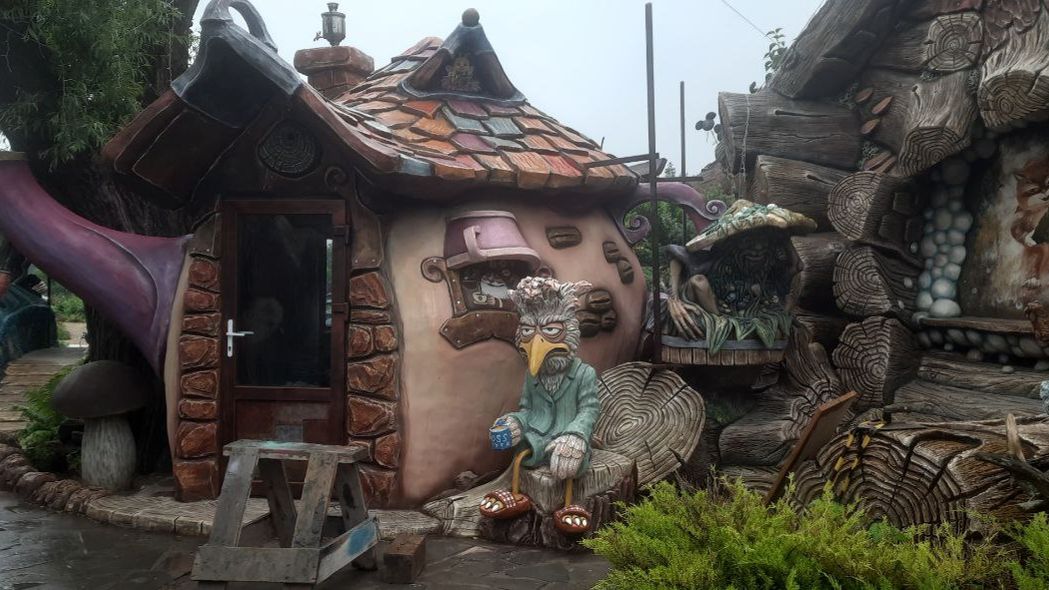 Скульптуры на даче страна Вихляндия.