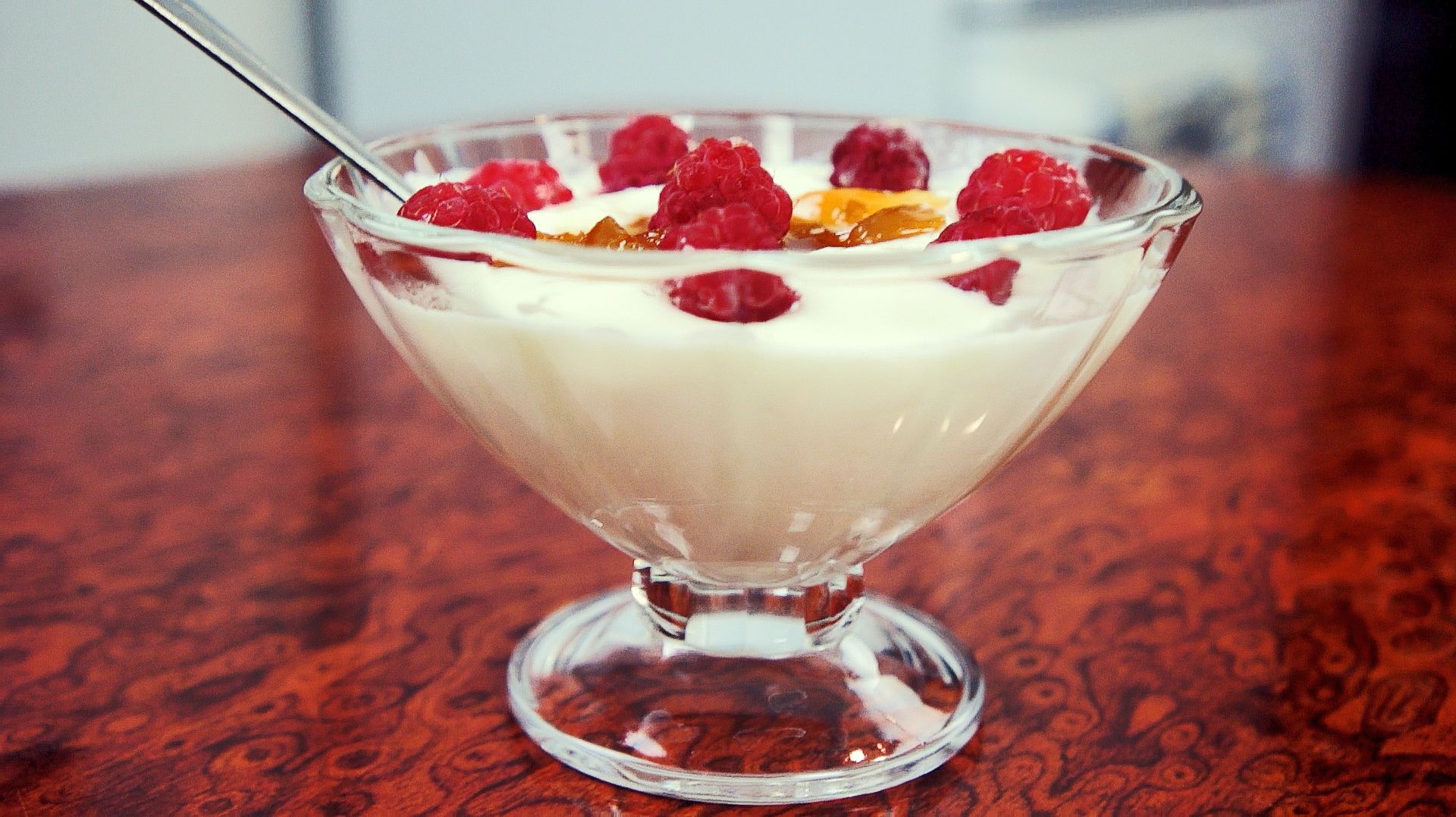 Домашний йогурт из молока с замороженными ягодами. Простой рецепт приготовления йогурта дома