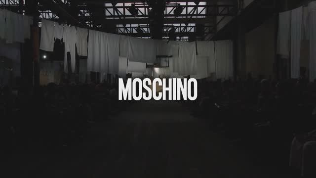 Показ женской коллекции Moschino весна-лето 2025