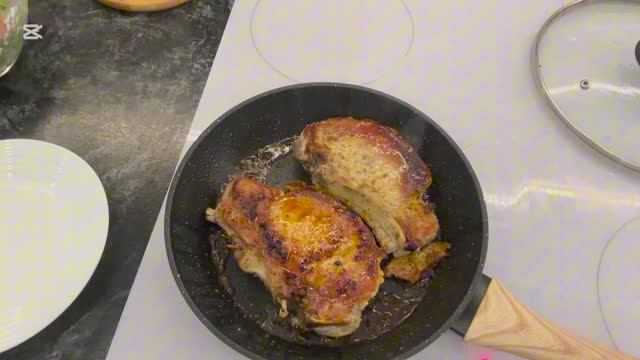 СТЕЙК НА УЖИН /ГОТОВИМ СВИНИНУ/САЛАТ С ТУНЦОМ РУККОЛОЙ КЕДРОВЫЙ ОРЕХ ЧЕРРИ/ВЛО