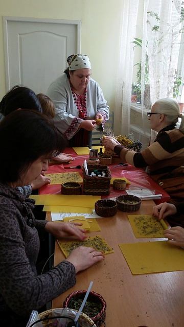 Мастер-класс по изготовлению свечей из вощины с травами.