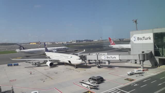 Стамбул. Международный Аэропорт. Огромный, длинный, красивый.