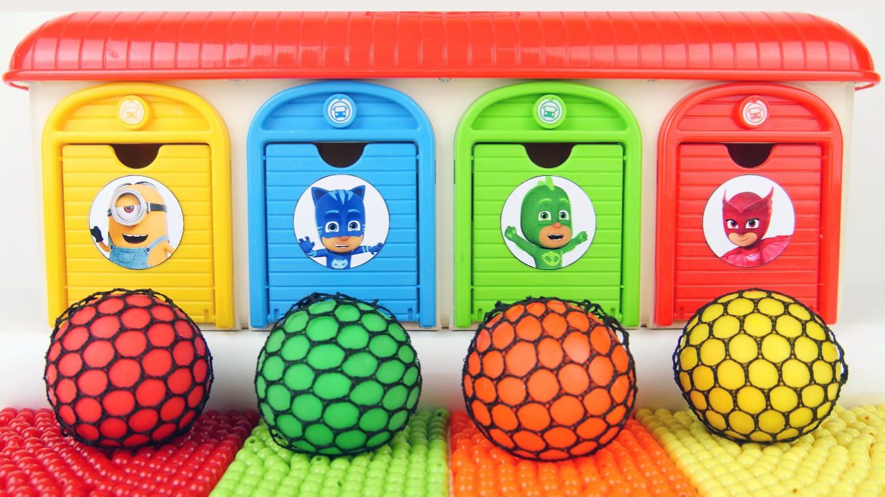 Мультики для детей и малышей. Мнем и играем с Мягкими антистресиками и игрушки у яркого гаража