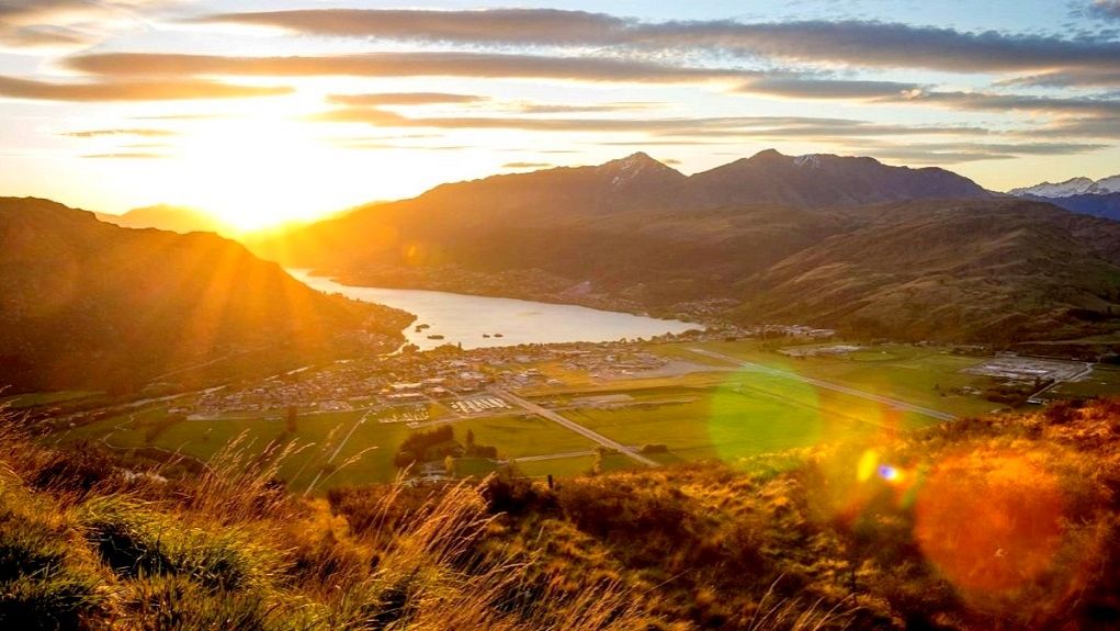 ПО ОДНОМУ И ТОМУ ЖЕ СЦЕНАРИЮ.