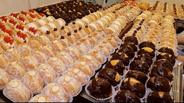 пончики. Свежее молоко, шоколад, ваниль, клубника, фисташки с ягодами и лимонные пончики. Корея