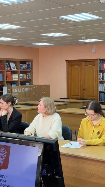 ИИМО передал коллекцию книг научной библиотеке АлтГУ