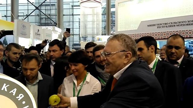 На яблоко и заткни свою пасть