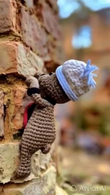 Путешествуем по России в поисках исторических руин. Вязаный мишка - талисман во всех наших поездках.