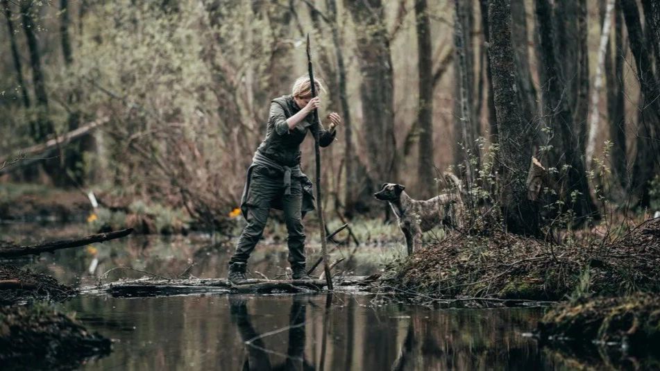 Егерь  спас незнакомку  из болота
