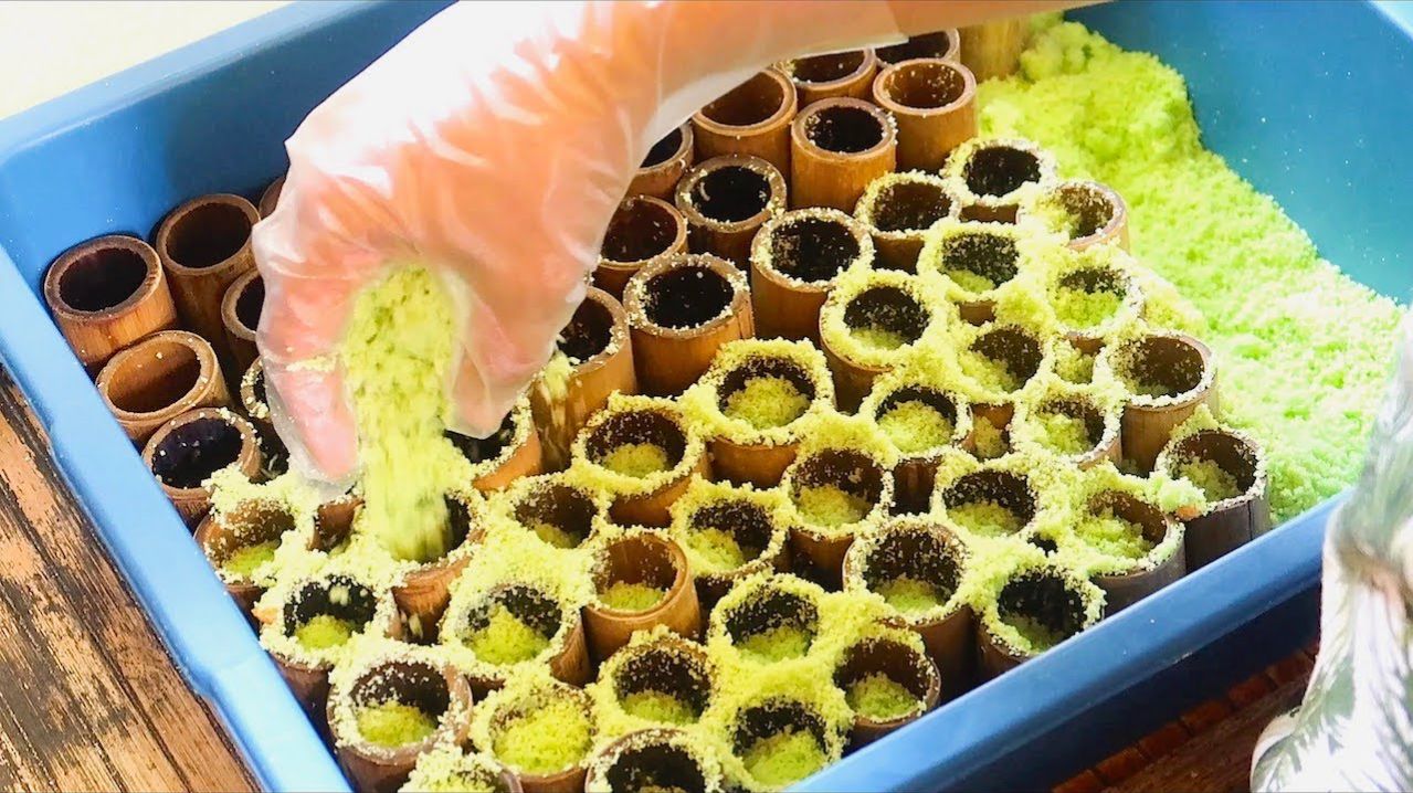 Путу Бамбу (рисовый пирог из зеленого риса) — малазийская уличная еда