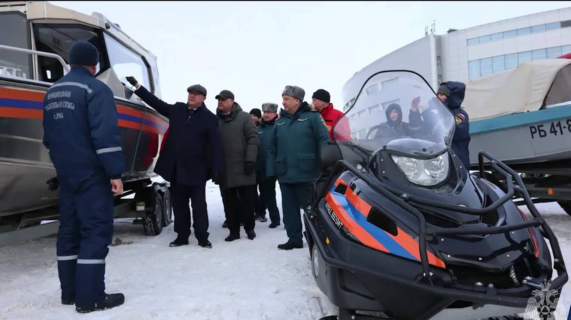 На площади «Уфа-Арены» прошел смотр сил и средств к предстоящему паводку