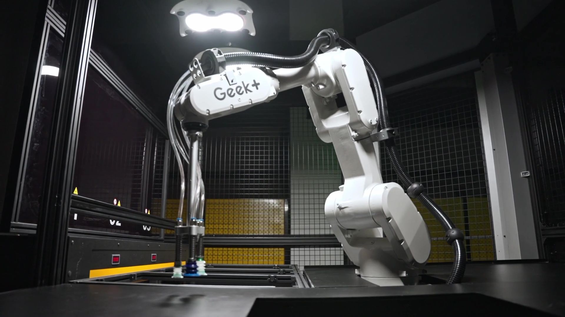 Geekplus представил роборуку на складе для пикинга (Robot Arm Picking Station)