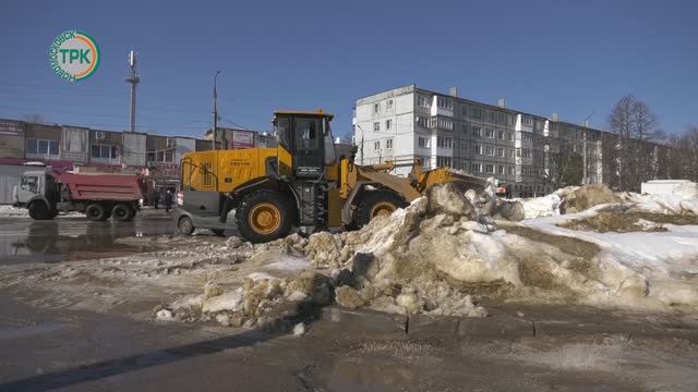 В городе продолжается уборка снега