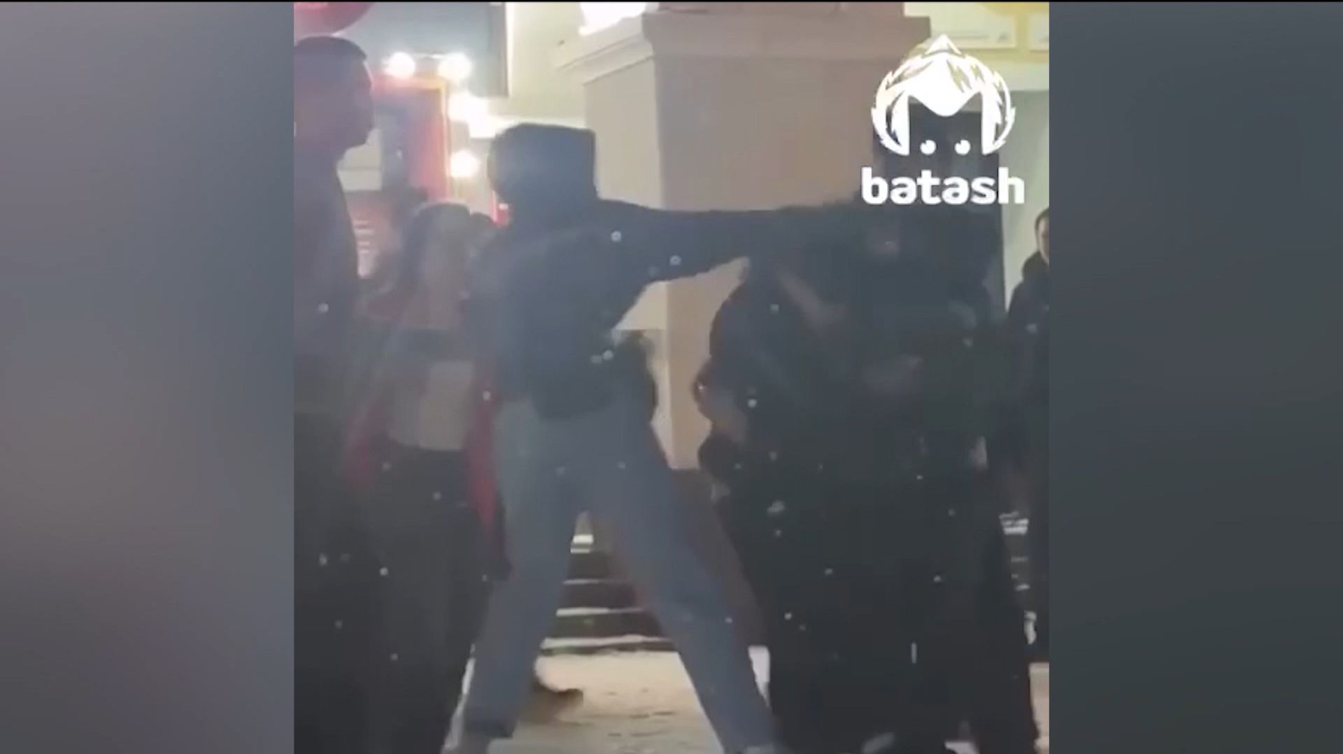 Очевидцы засняли массовую драку в центре Уфы