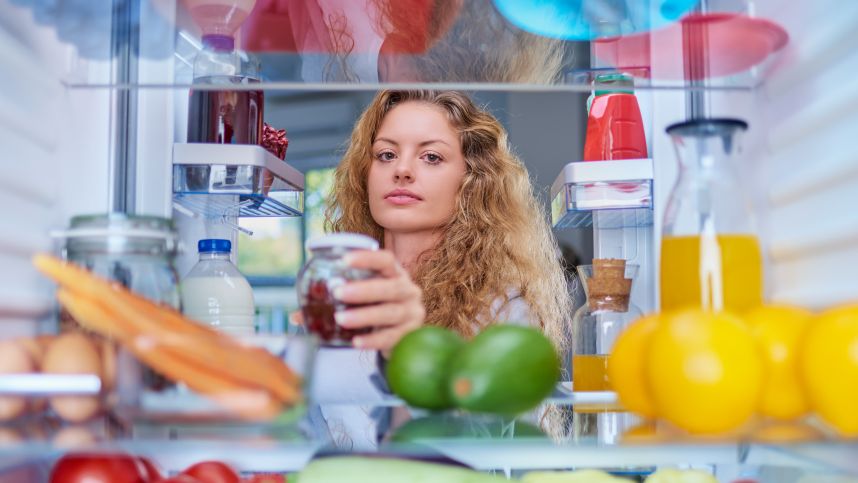 Портятся мгновенно, даже яйца: какую еду нельзя хранить в холодильнике