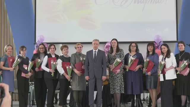 Приветственное слово ректора вуза и вручение благодарностей сотрудницам университета.