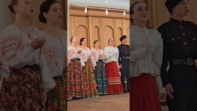 Момент встречи в колледже - фрагмент 4: Студенты поют поэзию