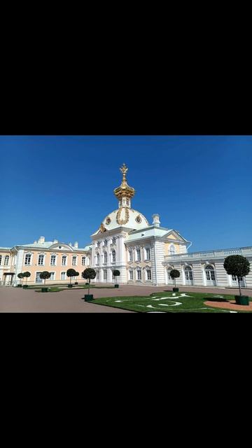 «Корпус под гербом». Музей расположен в западном флигеле Большого Петергофского дворца.