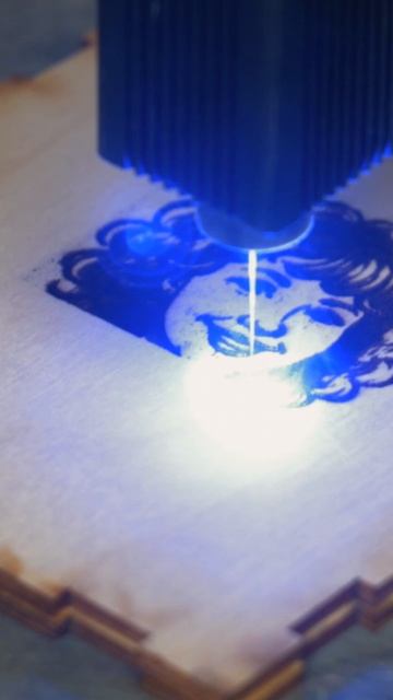 Лазерная гравировка портрета на дереве в ALFASAM