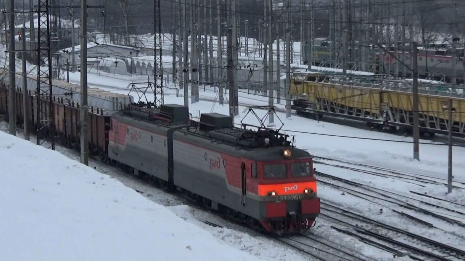 ВЛ11-715А с грузовым поездом