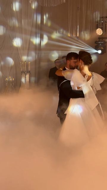 Запуск серпантина на первый танец на свадьбу