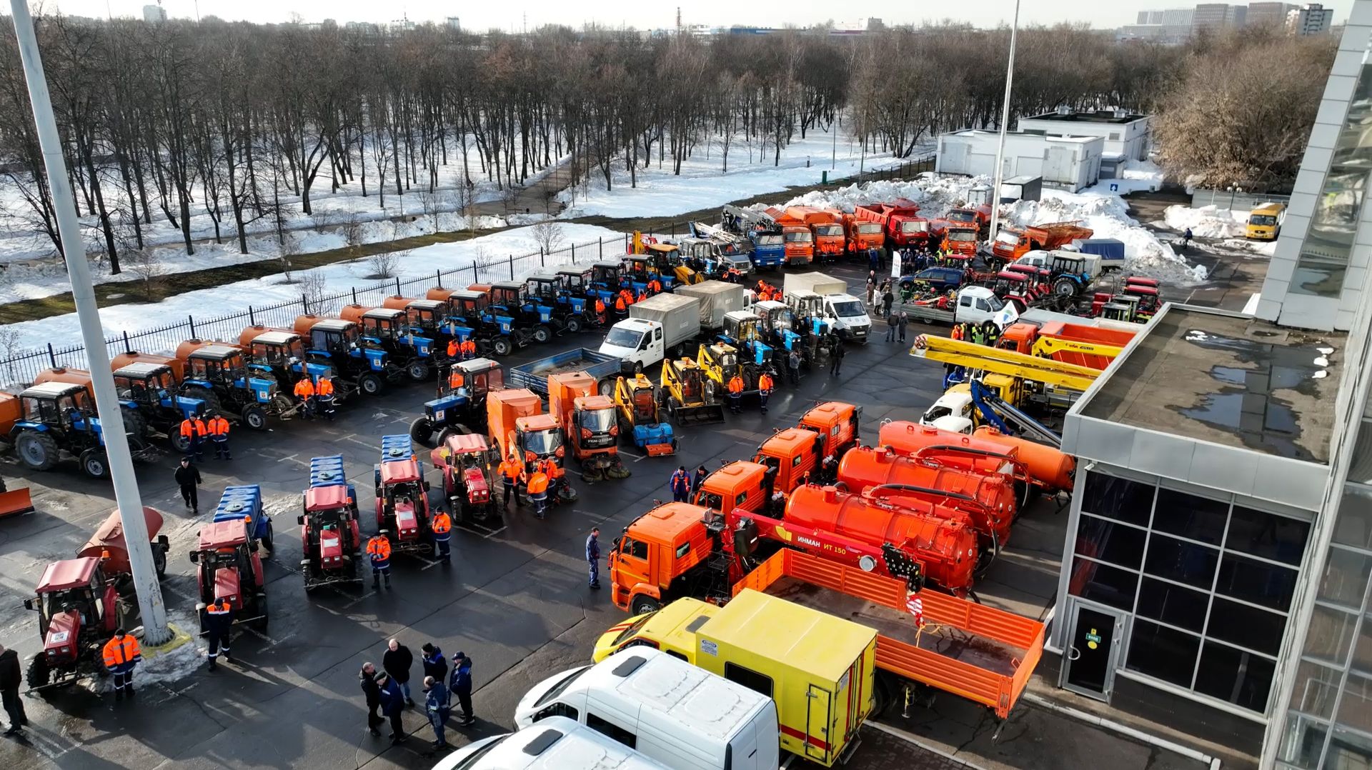 К весне готовы! Смотр спецтехники для уборки округа