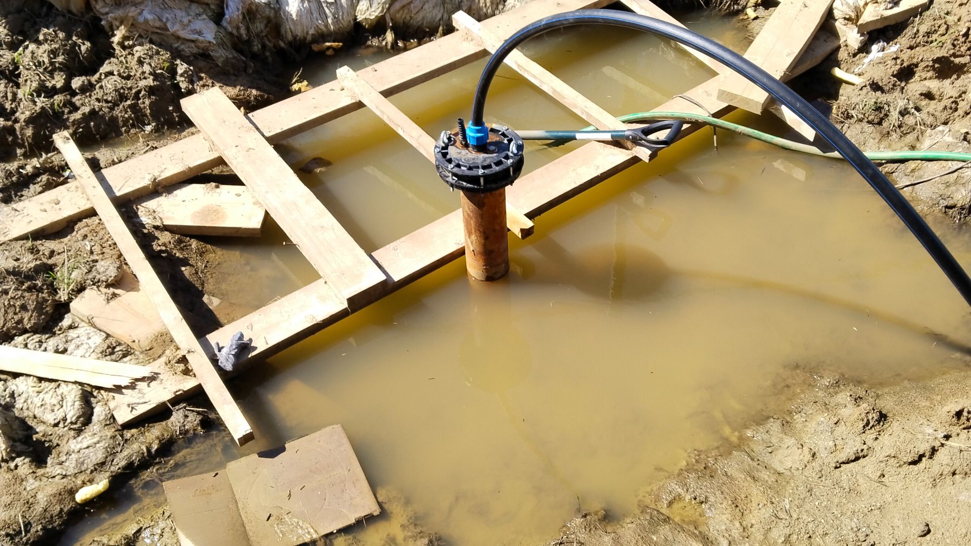 Обустройство скважины, грунт плывун, самоизливная скважина, обрушение грунта,монтаж опалубки