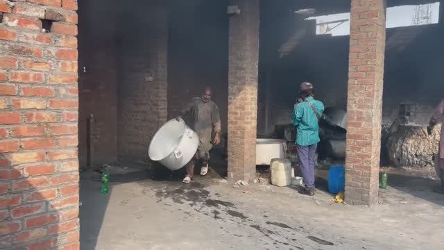 Производство огромных алюминиевых кастрюль из алюминиевого лома