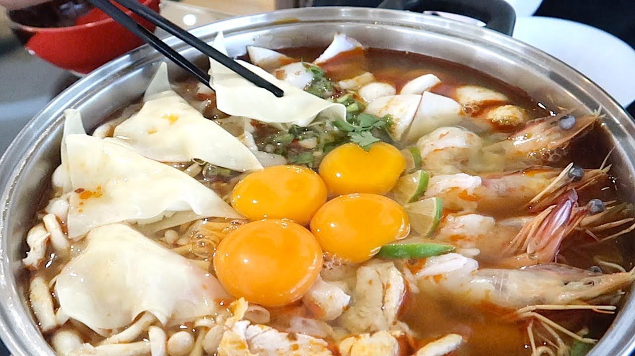 Рамен с морепродуктами, яйцом и сыром