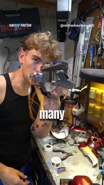 Парень строит костюм Железного человека с репульсором.