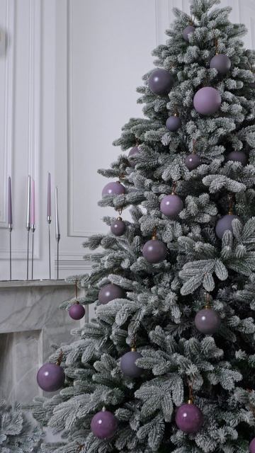 Ель БЕРМИНГЕМ В СНЕГУ шары, венок МЕТЕЛИЦА в снегу, свечи