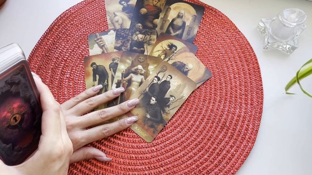 Почему он за Вами наблюдает? Гадание на Таро