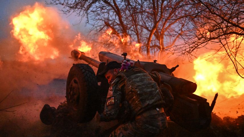 Артиллеристы уничтожили укрепления ВСУ из гаубиц Д-30. Лучшее видео из зоны СВО