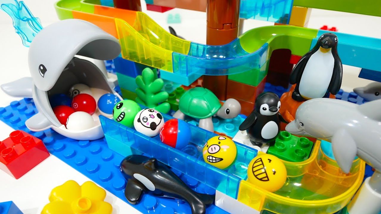 СТРОИМ ГОРКУ ДЛЯ ШАРИКОВ С РЫБКАМИ КАТАЕМ ШАРИКИ ВИДЕО ДЛЯ ДЕТЕЙ ДЕТСКИЙ КАНАЛ ИГРАЛКИ-ЗАЛИПАЛКИ