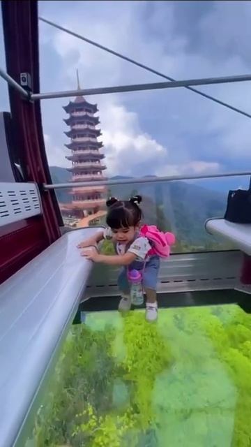 Путешествие на поезде с прозрачным полом в китайском Ухане